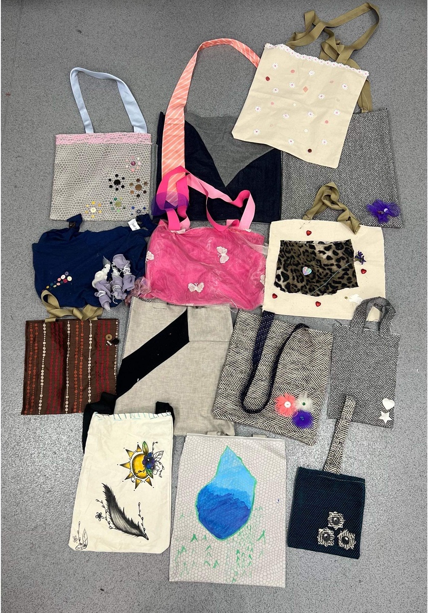 Reading College students make tote bags for a museum exhibition ...